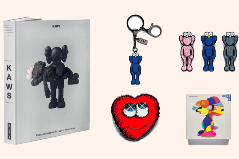 KAWS collabore avec Disney pour une sculpture exclusive en bois de ...
