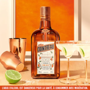Cointreau dévoile le nouveau design de sa bouteille emblématique | Viacomit