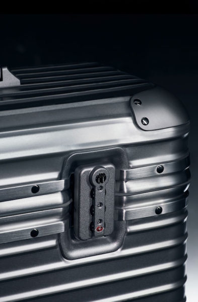 RIMOWA revisite son iconique Original Pilot Case | Viacomit