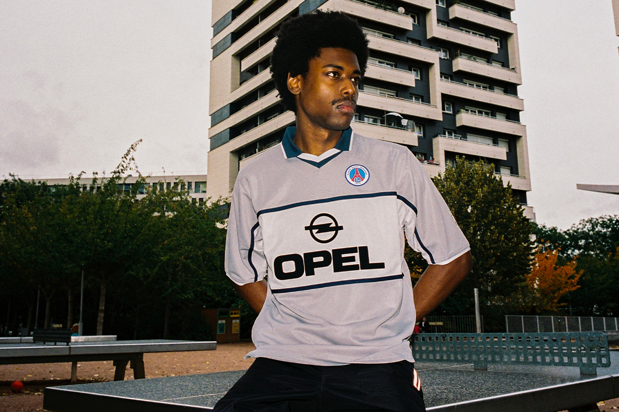 Le Paris Saint-Germain réédite le maillot Away 2000/2001 incarné par ...